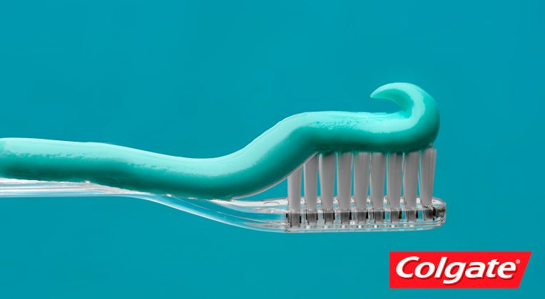 Colgate empieza a mostrar en sus anuncios que la pasta de dientes se ...