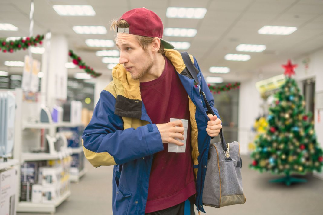 Los españoles empiezan a robar sus regalos navideños | El Mundo Today