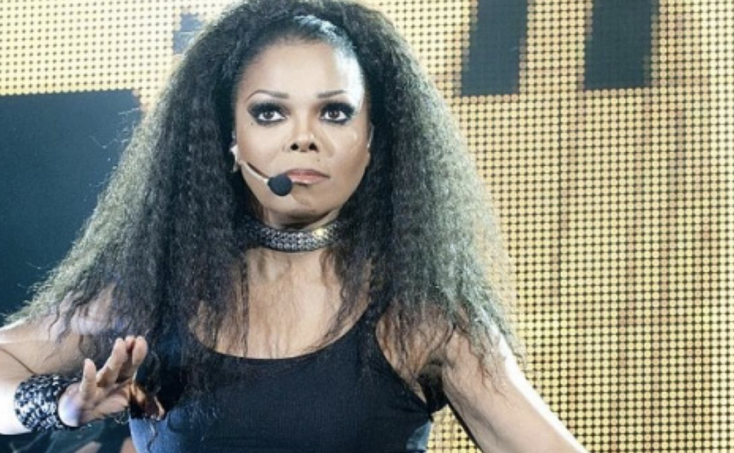 Janet Jackson confiesa que su teta sigue saliéndose del vestido cada ...