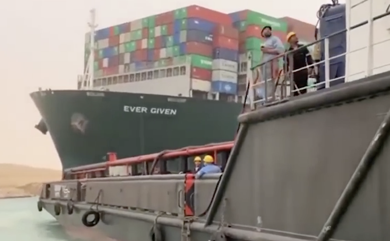La orquesta del buque encallado en el Canal de Suez se niega a dejar de ...