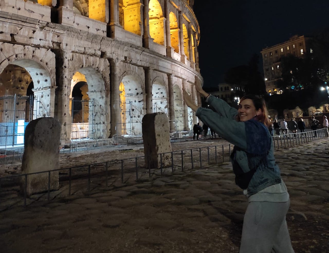 Una turista despistada lleva horas sujetando el Coliseo Romano pensando ...