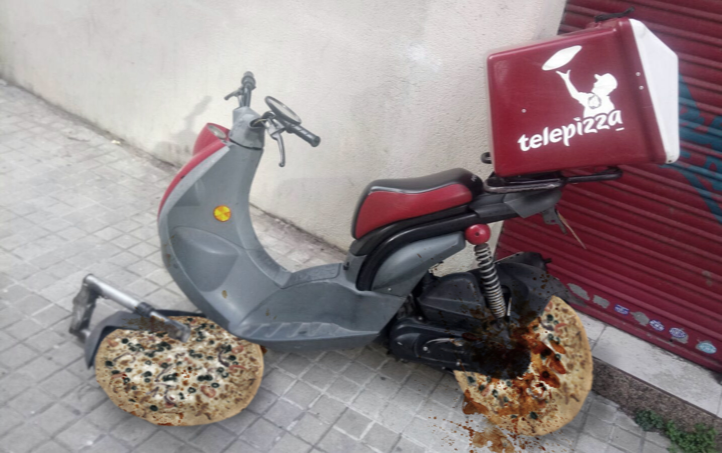 Fracasa en su primer reparto la moto de Telepizza con ruedas de pizza ...