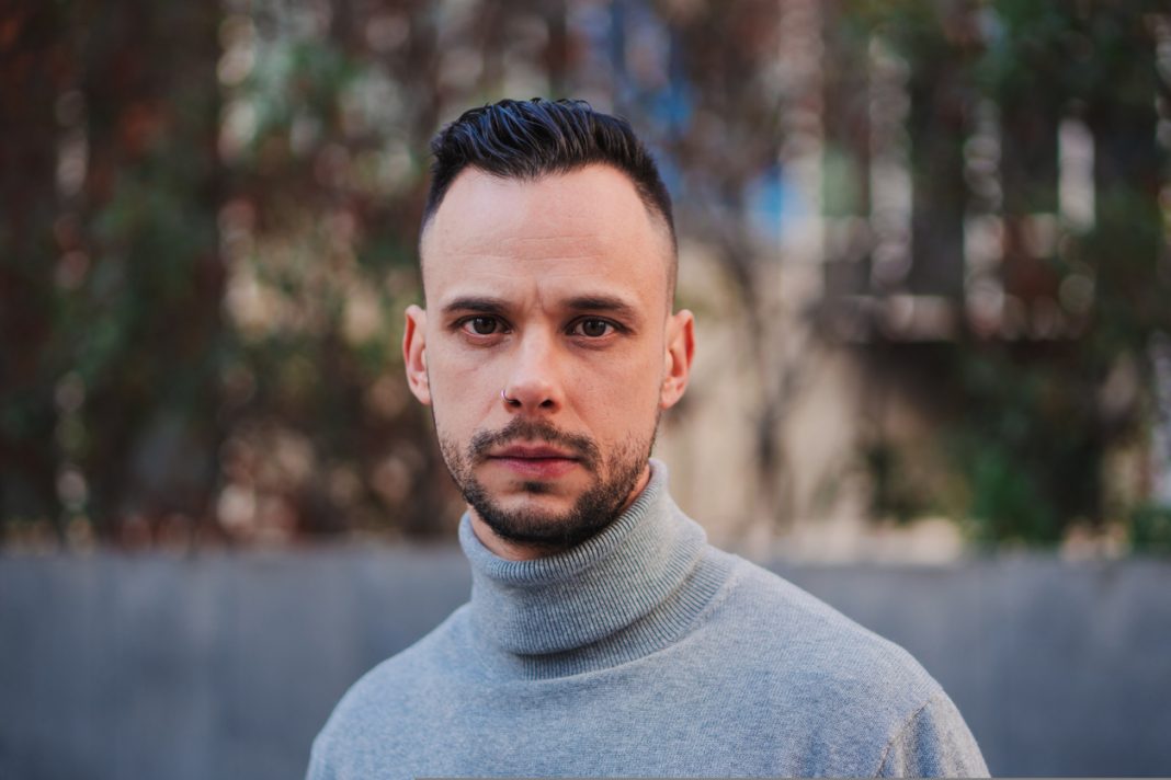 Un hombre que susurraba porque estaba afónico acaba protagonizando una ...