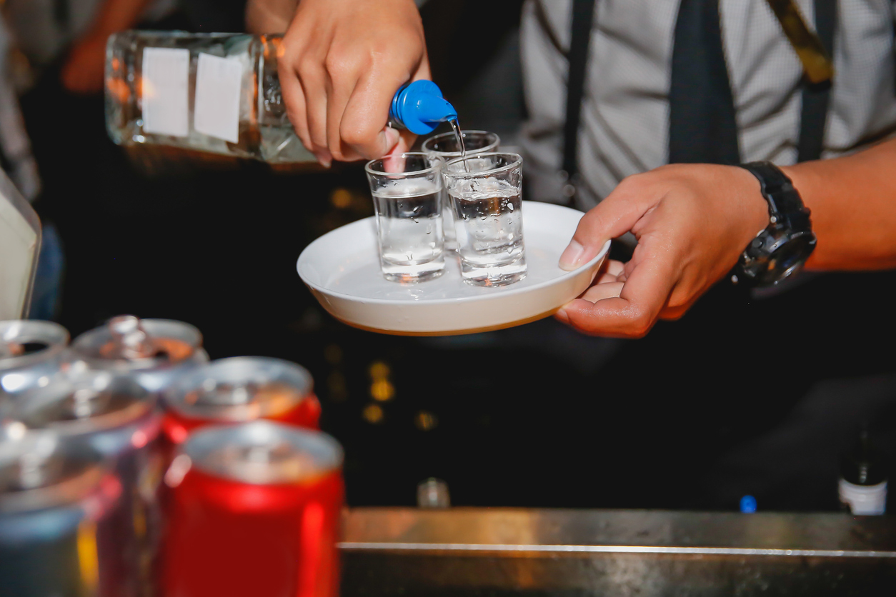 Los españoles ingresan seis mil euros al año revendiendo los chupitos ...