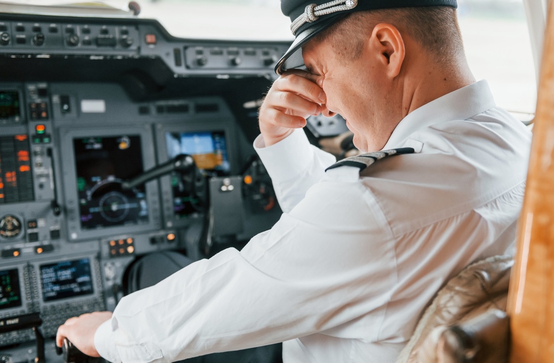 Un piloto con miedo a no volar se niega a aterrizar | El Mundo Today