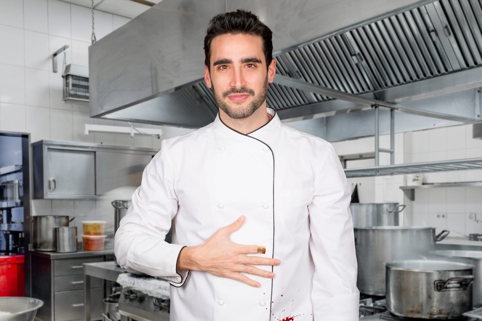 Tras un pequeño accidente picando cebolla, un cocinero orgulloso ...