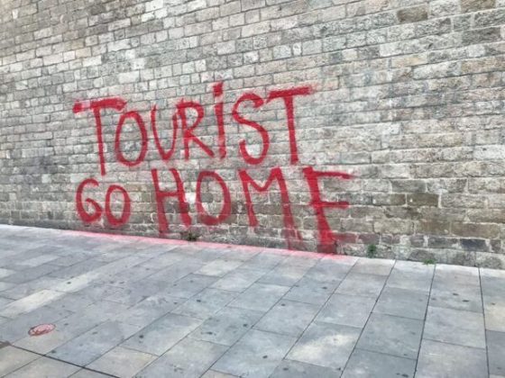 Una pintada con el texto «Tourist go home» podría indicar que ya sólo ...