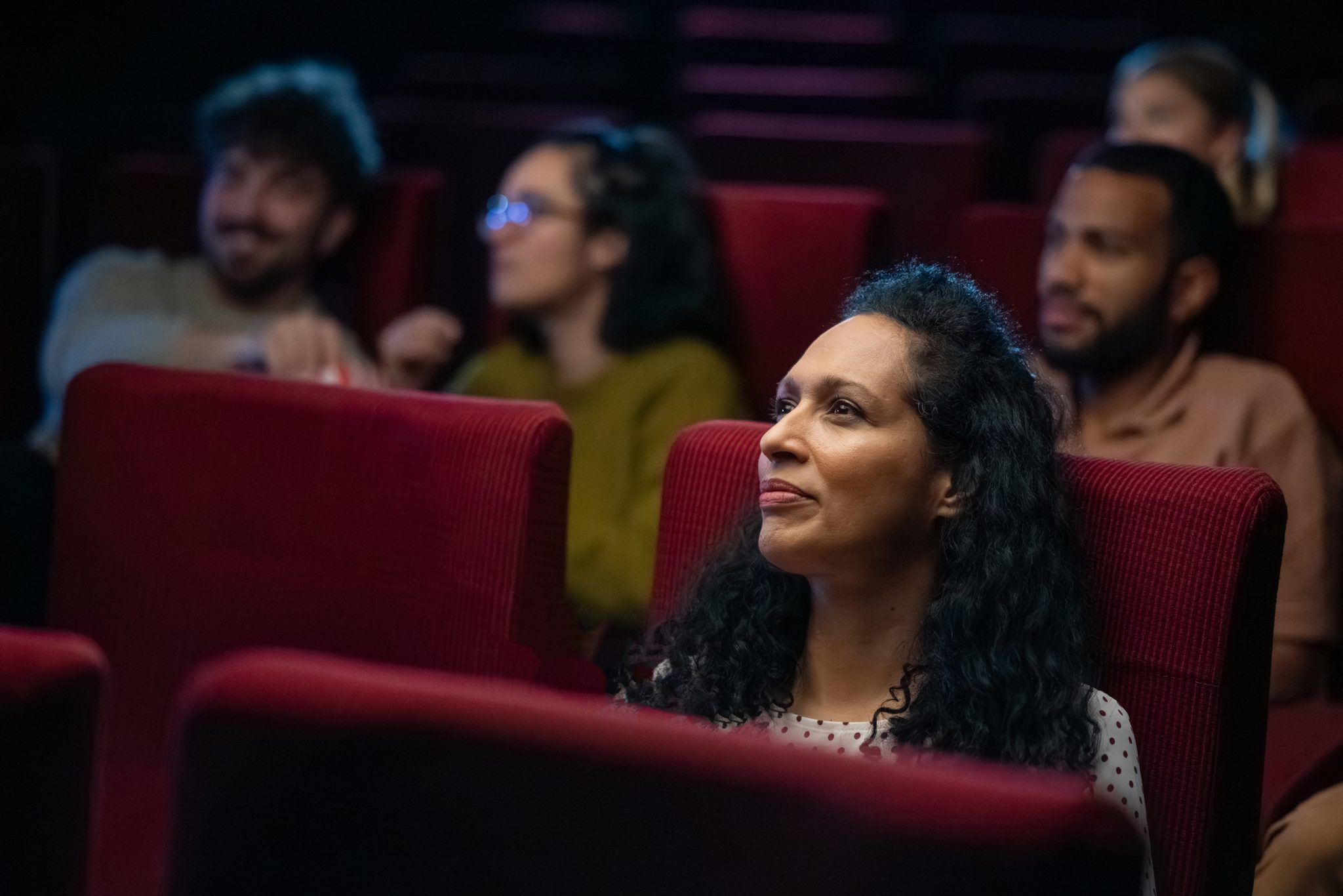 Una persona que va sola al cine se pasa la proyección recordándose a sí ...